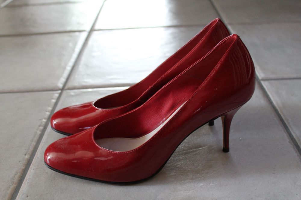 Buffalo Lack-Pumps rot, Gr. 38 fast neu (Gebraucht) in Arbon für CHF 22 ...