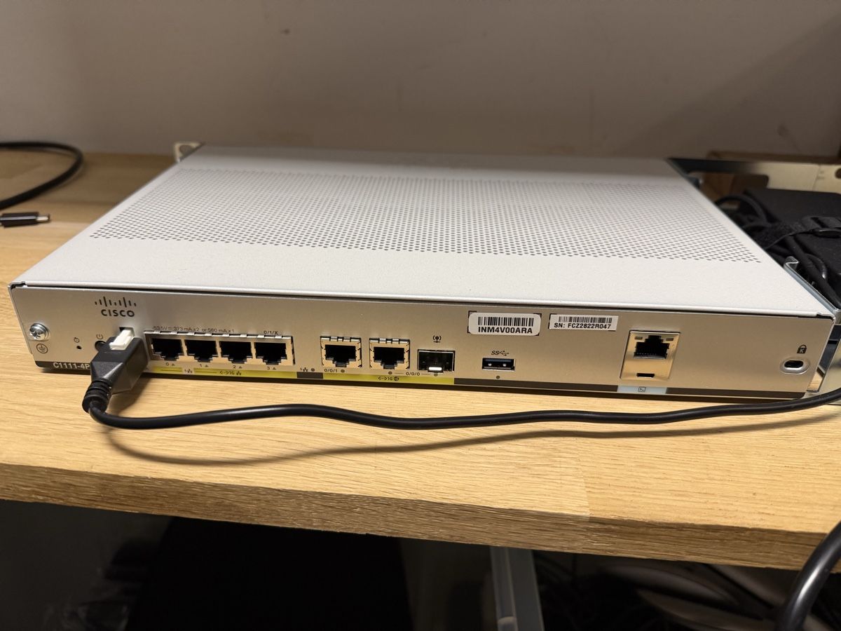 Cisco C1111-4P Router mit Rack-Mount - top Zustand (Neu (gemäss ...