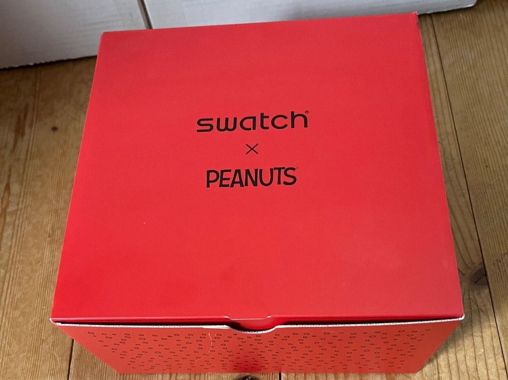 Swatch Peanuts Snoopy Chomp! Weihnachtsuhr mit Hundenapf (Neu und ...