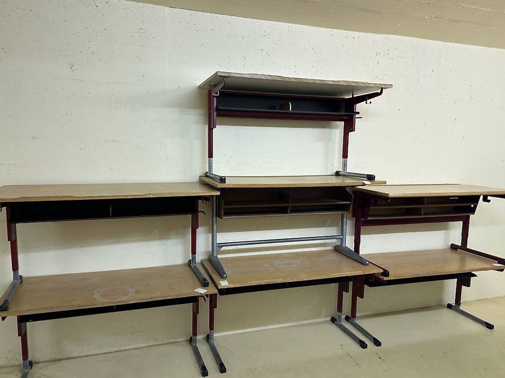 Stabile und gepflegte Schultische höhenverstellbar (Gebraucht) in ...