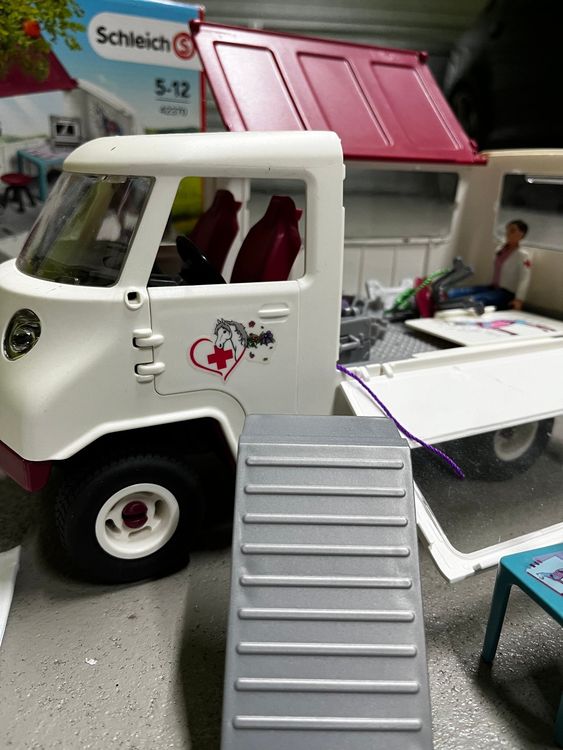 Schleich Mobile Tierärztin mit Hannoveraner Fohlen 42370 (Gebraucht) in ...