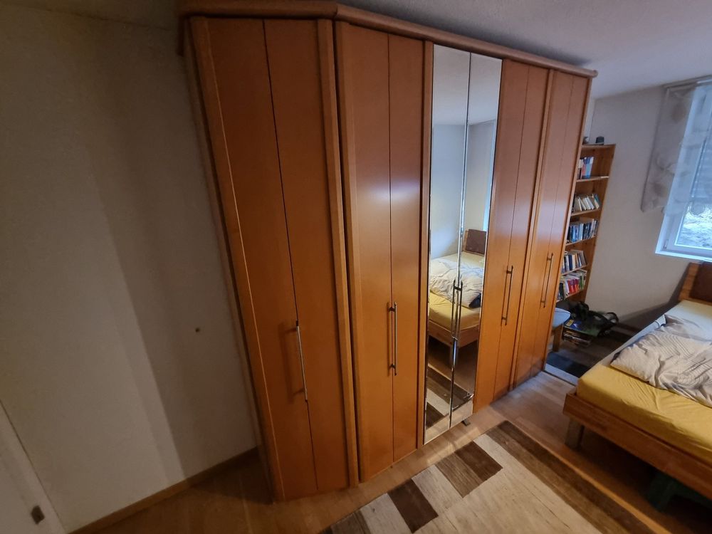 Grosser Kleiderschrank mit Spiegel, viel Stauraum top! (Gebraucht) in ...