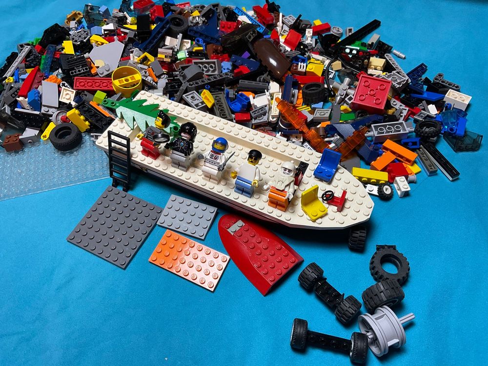 LEGO 1KG MIT Figuren, Platten, Boot und diverse Teilen | Kaufen auf Ricardo