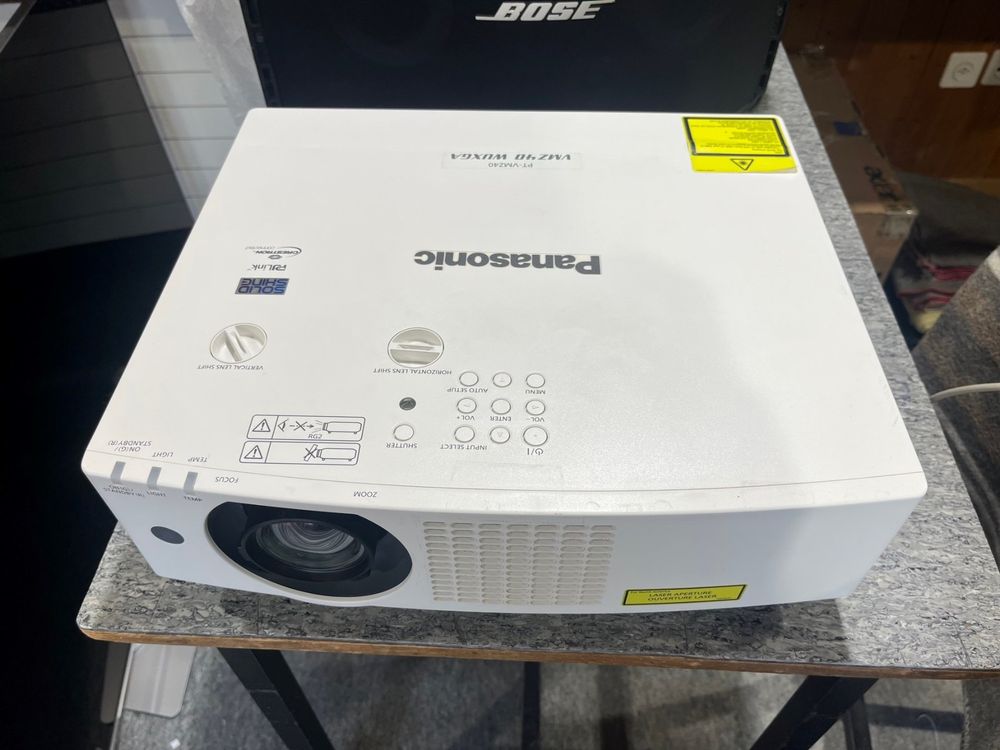 Panasonic PT-VMZ40 3LCD Laser Projector 4500 Ansilumen | Kaufen auf Ricardo