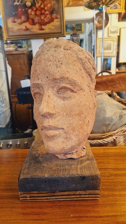 Skulptur, Terrakotta Frauenbüste auf Holzsockel (Gebraucht) in BERN für CHF 140 – nur Abholung ...