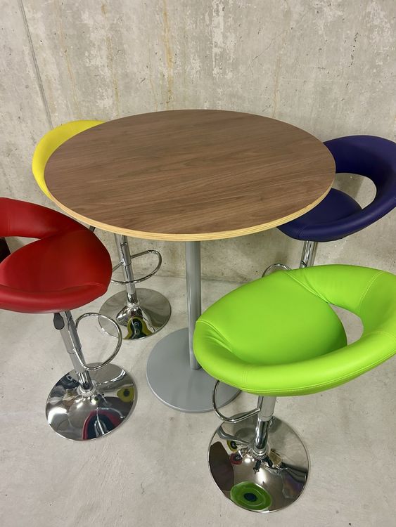 4 Bunte Barhocker mit Tisch, Chromfuss (Gebraucht) in Rickenbach ZH für ...