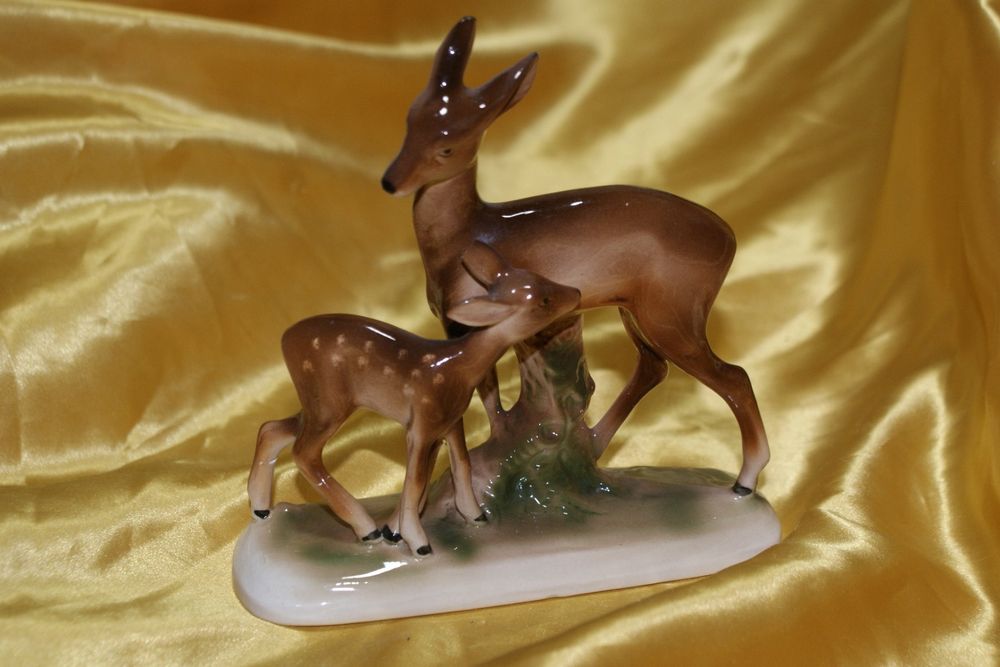 (B) Reh mit Rehkitz, Porzellan alt, mit Stempel (Defekt) in Buchs AG ...