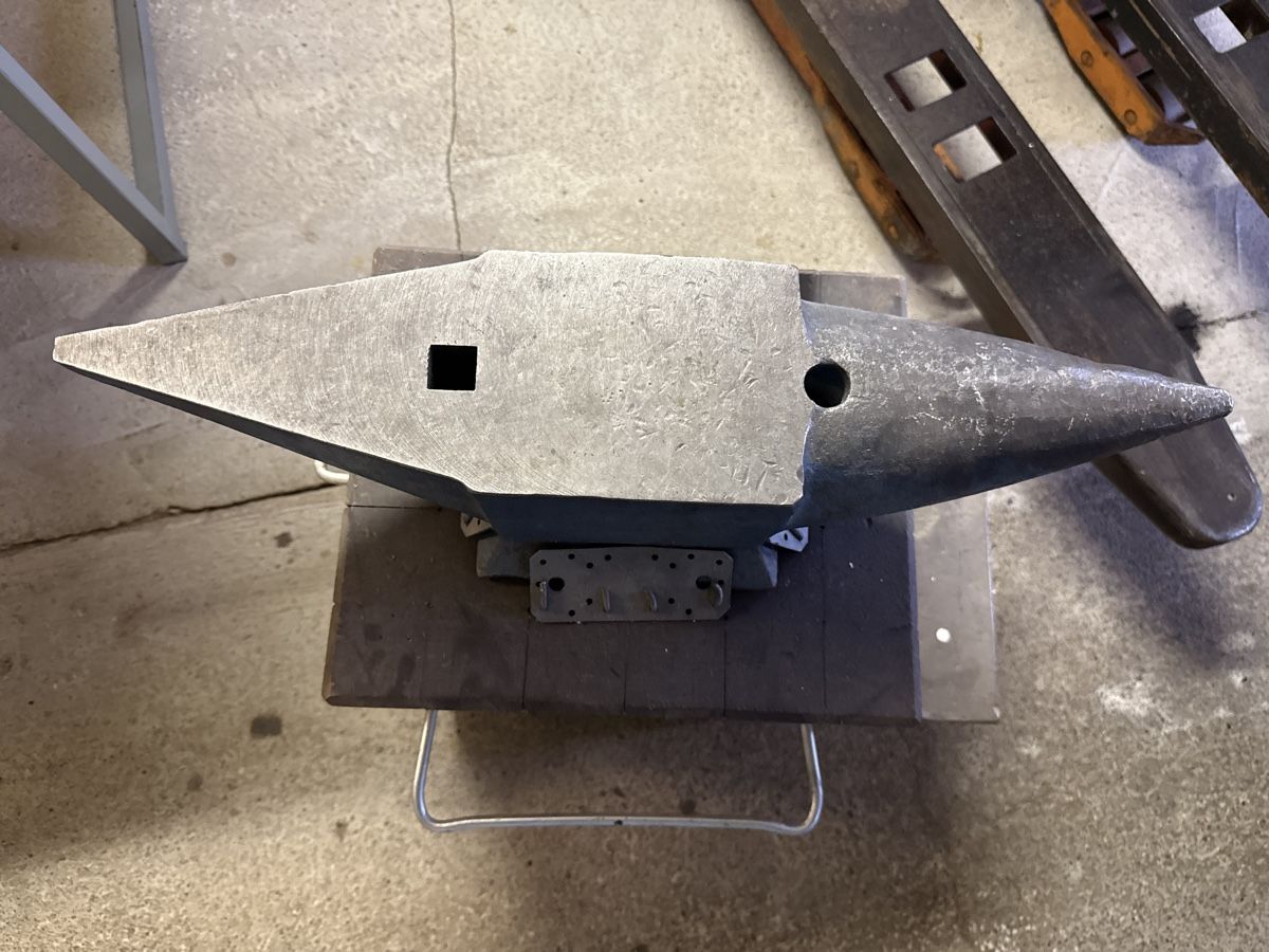 Amboss, 50 kg, auf massivem Holzsockel, Top Zustand! (Gebraucht) in Effretikon für CHF 300 – nur ...