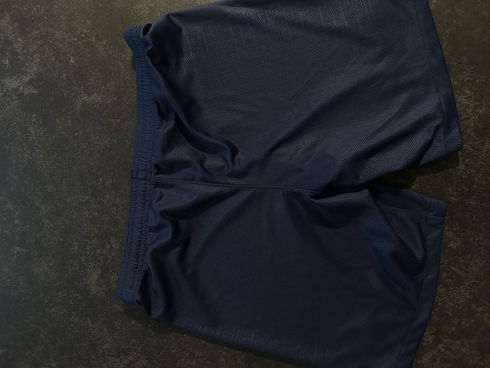 Short du PSG (D'occasion) à Bôle pour CHF 10 – avec livraison | Acheter ...