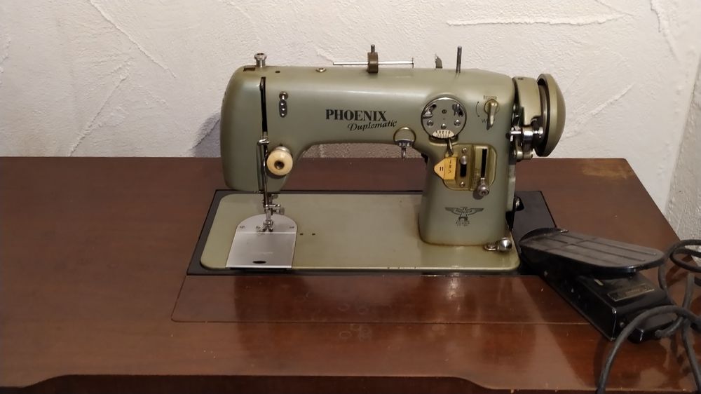 Vintage Phoenix Duomate Sewing Machine w/Cabinet & Extras (Gebraucht ...