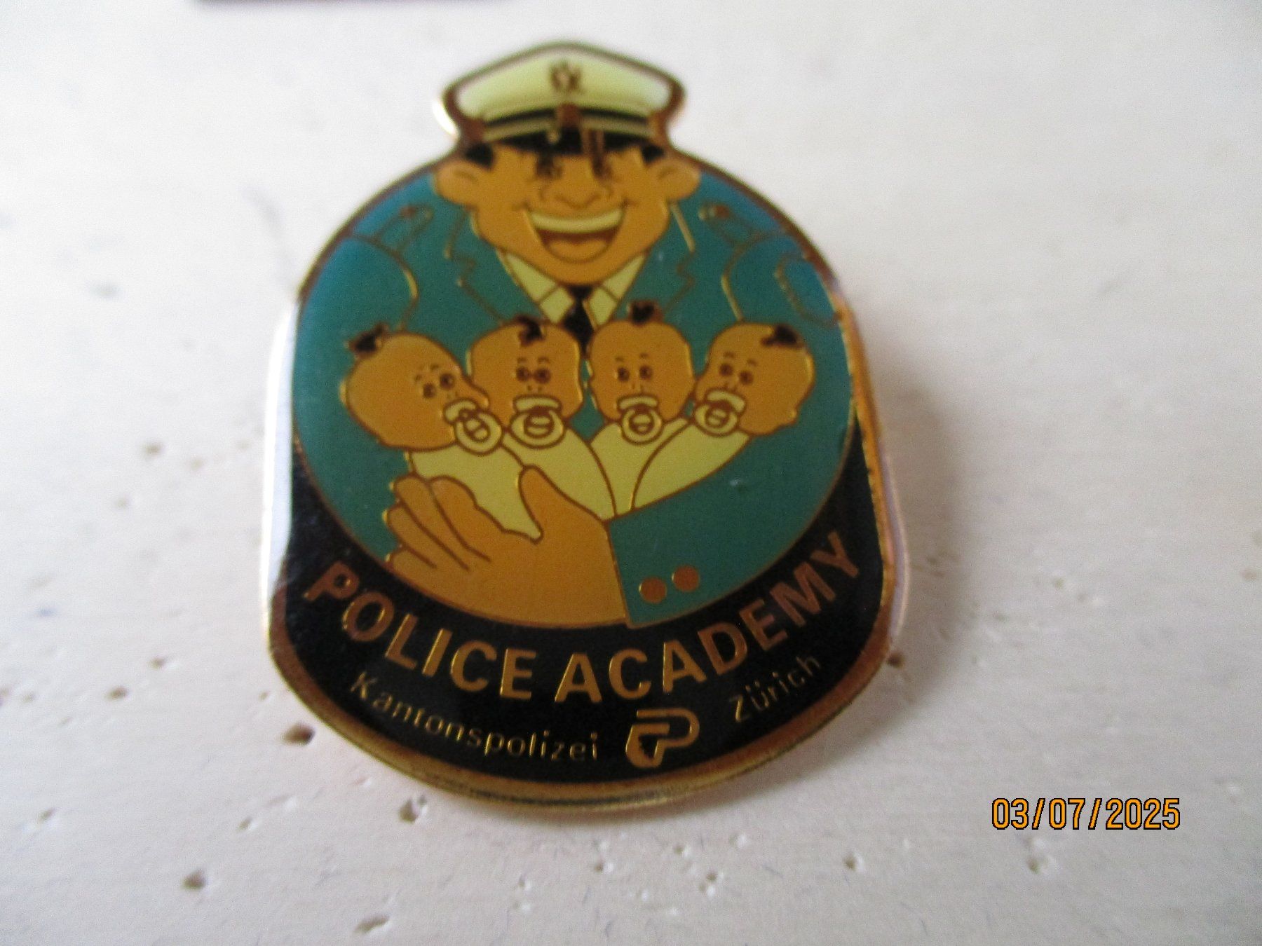 Police Academy Pin (Neu (gemäss Beschreibung)) in Felsberg für CHF 0.5 ...