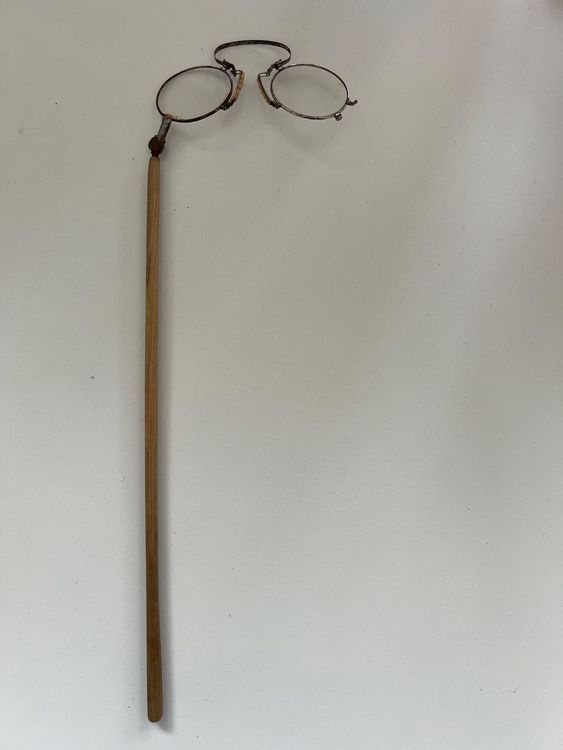 Antike Lesebrille, uralt mit Holz-Stab und Armstulpen (Gebraucht) in ...