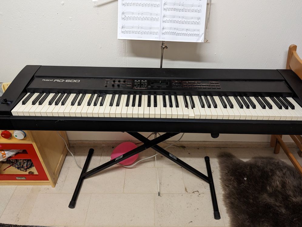 Roland RD600 ePiano gewichtete Tasten inkl. Stage Ständer (Defekt) in ...