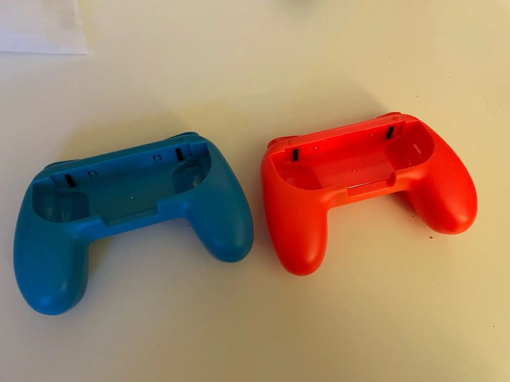 NEU 2 Griff-Halterung für Nintendo Switch Joy-Con Weiss (Neu und originalverpackt) in Wittenbach ...