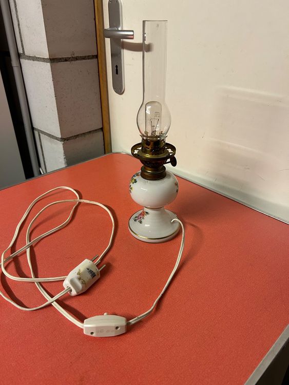 Antike Petroleumlampe, elektrifiziert, Porzellan, handbemalt (Gebraucht) in Lanzenhäusern für ...