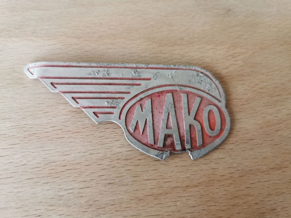 Mako Emblem, wahrscheinlich von Velo oder Mofa (Defekt) in Aeugst am ...
