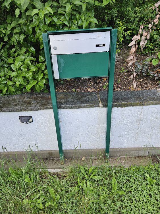 Gebrauchter Briefkasten mit zwei Standfüsse und Milchkasten. (Gebraucht ...