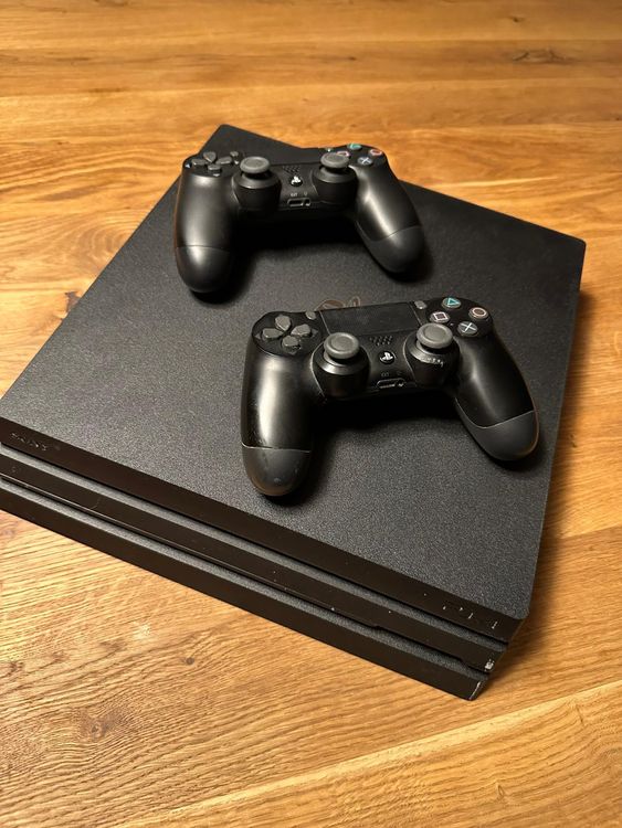 PlayStation 4 Pro + 2 Controller | Kaufen auf Ricardo
