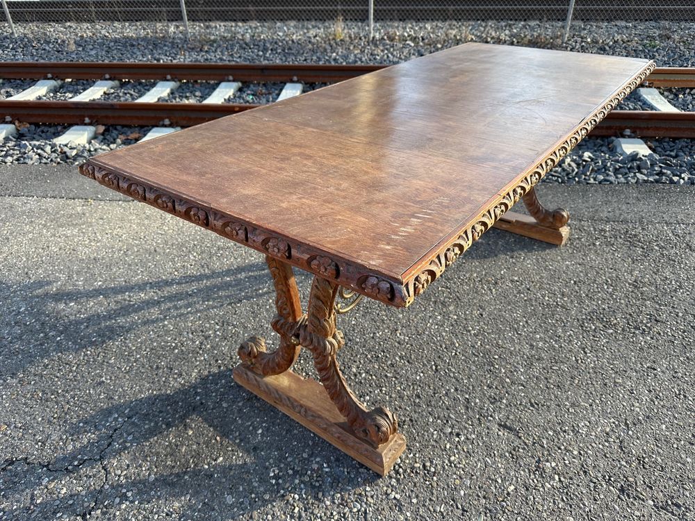 Einzigartiger Tisch, mit Schnitzereien, ganz speziell (Gebraucht) in ...