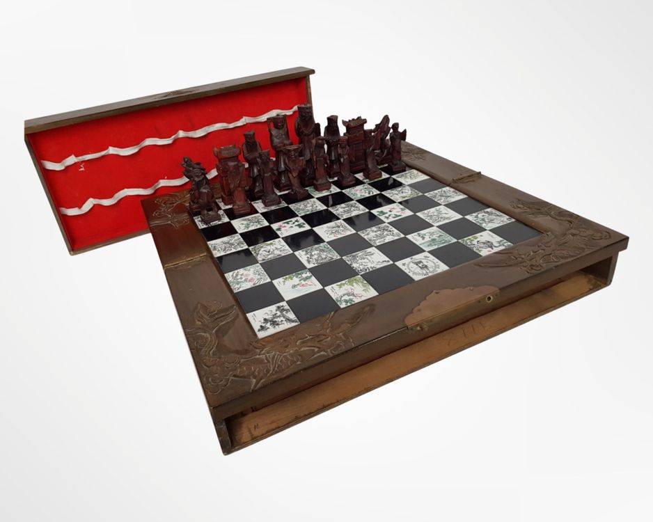 Holz-Schachbrett mit Handgeschnitzten Figuren (Gebraucht) in Suhr für ...