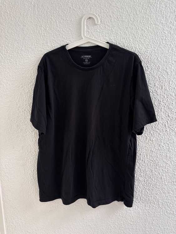 Schwarze T-shirt (Gebraucht) in Dielsdorf für CHF 6 – mit Lieferung auf Ricardo kaufen