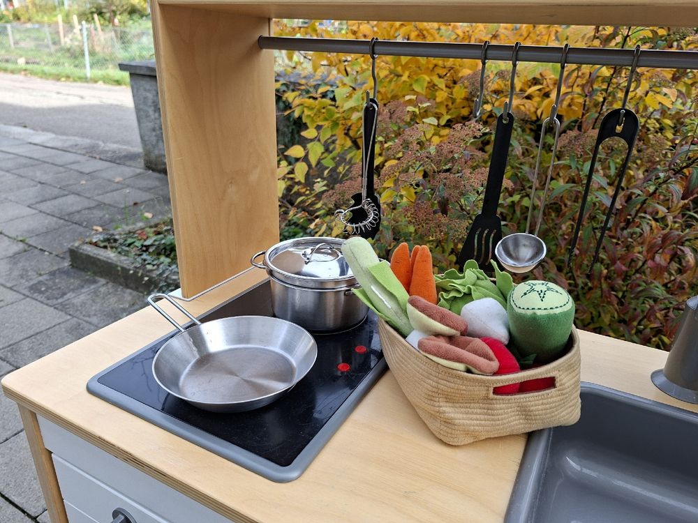 Gut erhaltene IKEA Kinderküche aus Holz mit Zubehör (Gebraucht) in ...