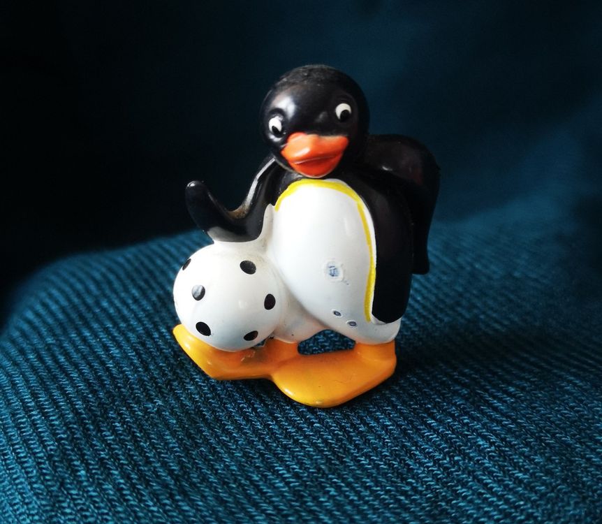 PINGU mit Fussball - 3.5 cm - Rar Figur (Neu (gemäss Beschreibung)) in ...