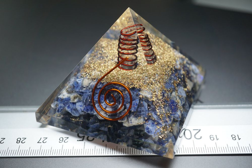 Sodalith Orgonit Pyramide aus Konkurs | Kaufen auf Ricardo
