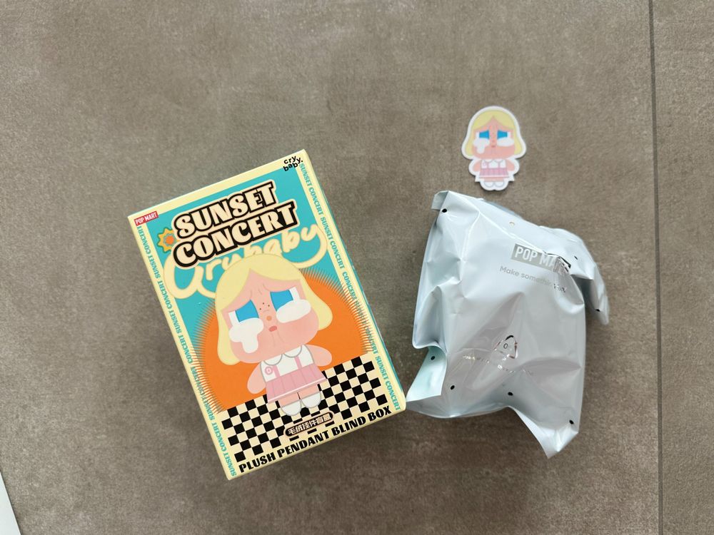 CRYBABY limited edition Sunset Concert Pop Mart keychain (Neu (gemäss ...