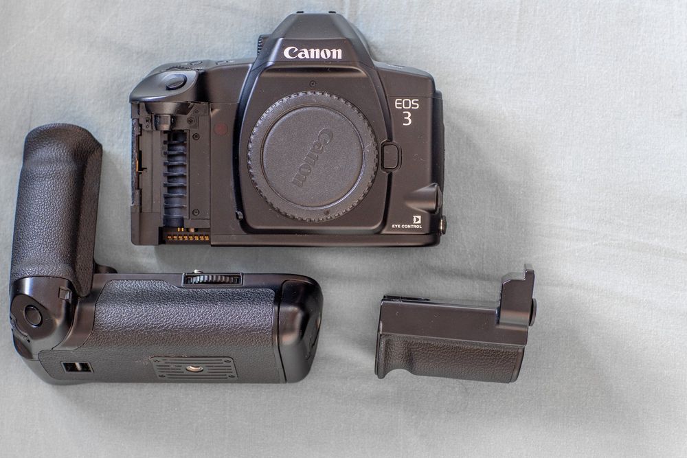 Canon EOS 3 Film Camera with PB-E2 Grip – Mint Condition (Gebraucht) in ...