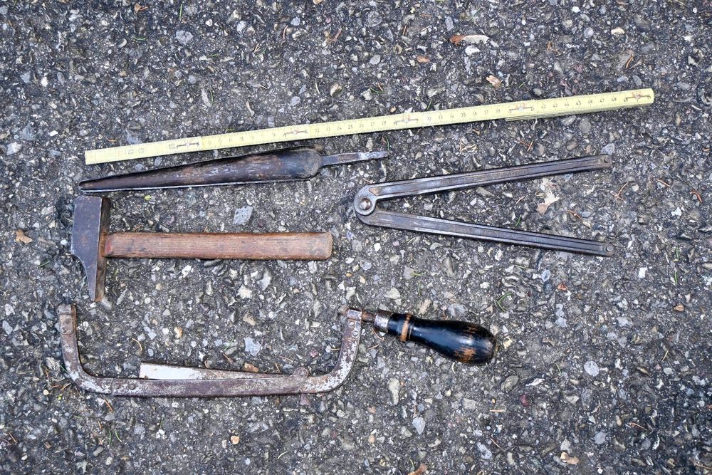 4 alte WERKZEUGE HAMMER auziehbare Säge "LANZENSPITZE" gemar | Kaufen ...