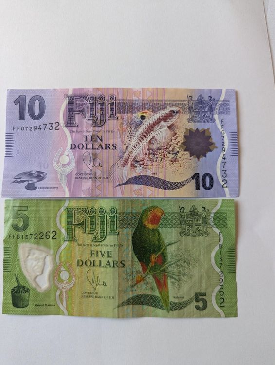 FIJI dollar 2 banknotes (Gebraucht) in Porrentruy für CHF 6 – mit ...