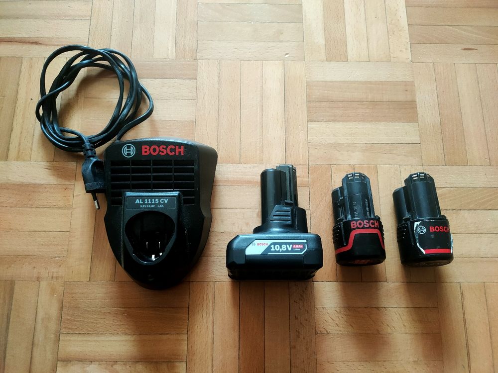 Bosch Akku-Ladegerät + 3 Akkus | Kaufen auf Ricardo