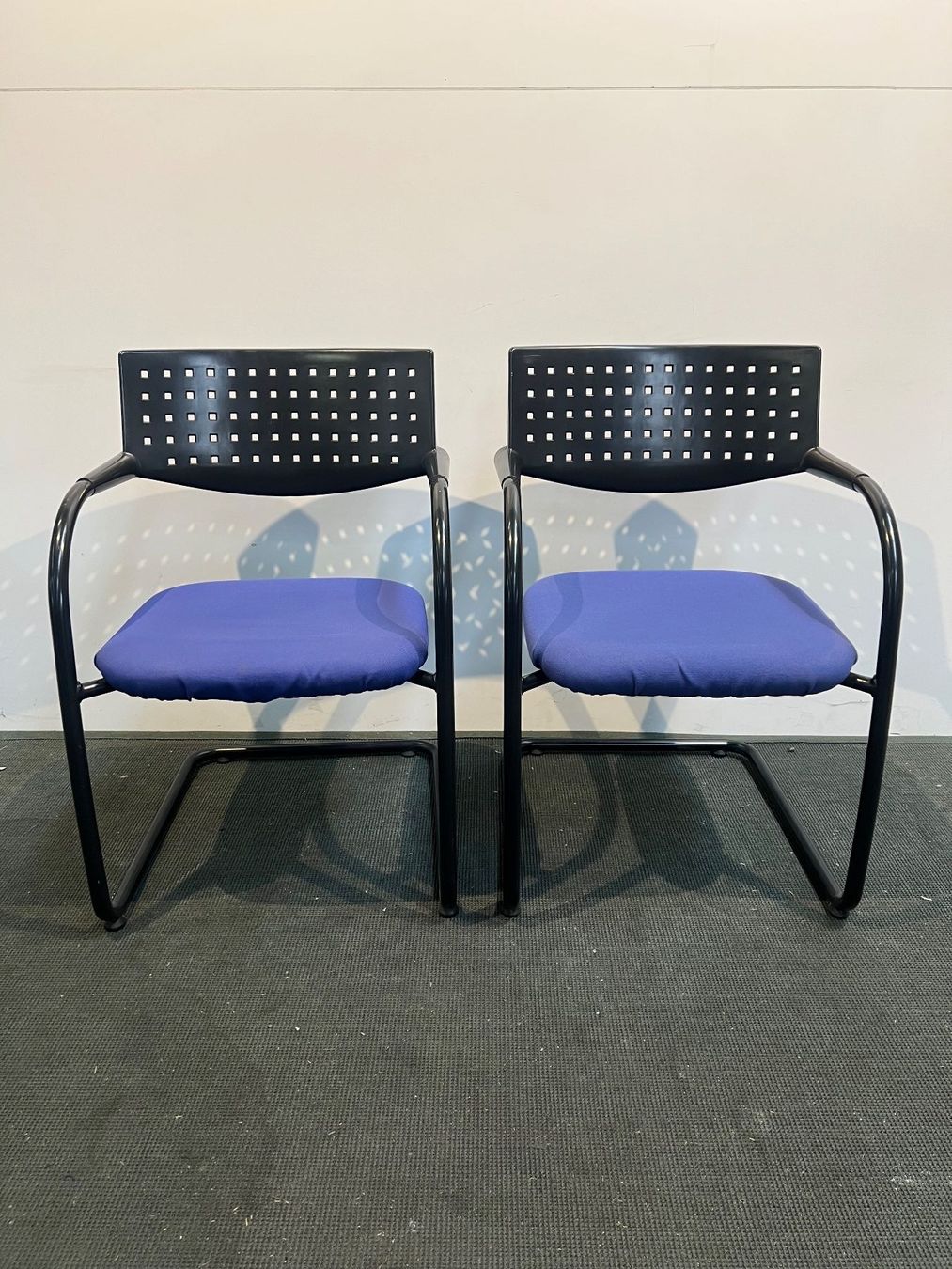 024 Posten 2x VITRA Visavis Freischwinger aus Räumung (Gebraucht) in ...