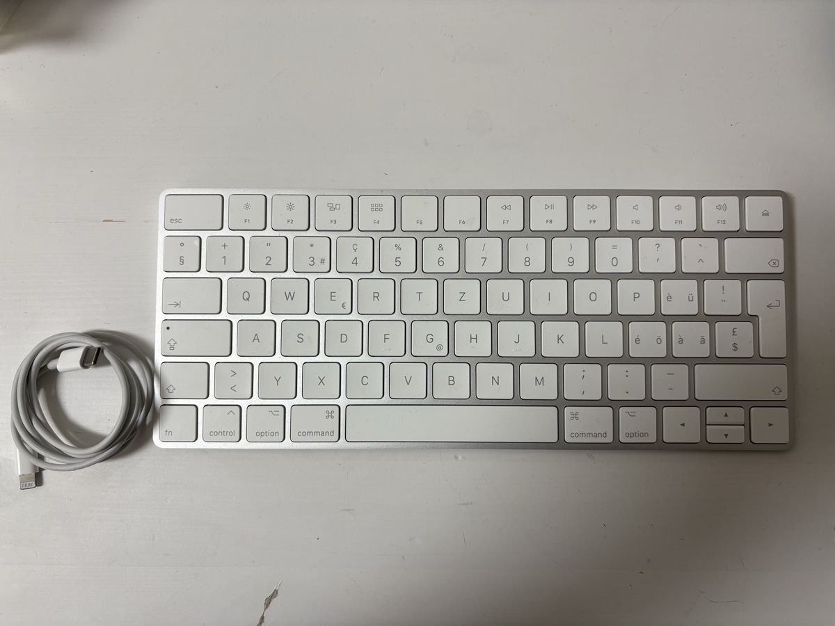 Apple clavier sans fil model A1644+ câble de recharge (Gebraucht) in ...