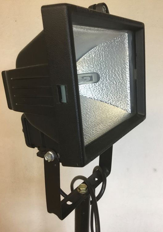 Bau-Scheinwerfer auf Stativ (Gebraucht) in Eggersriet für CHF 75 – nur Abholung auf Ricardo kaufen