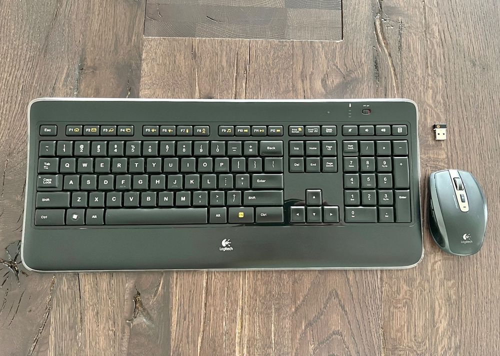 Logitech K800 (US - QWERTY) + Anywhere MX (Gebraucht) in Niederrohrdorf ...