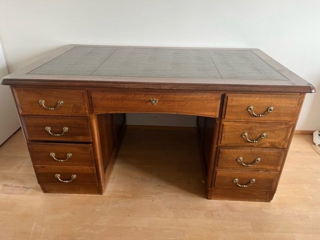 Alter Schreibtisch aus Holz und Leder | Kaufen auf Ricardo