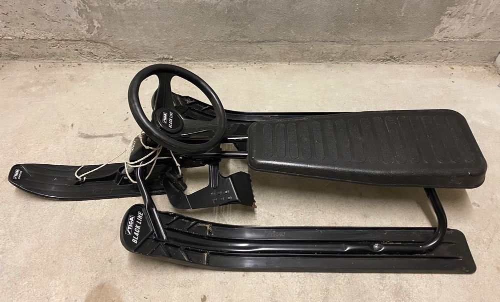 STIGA Snowracer Black Line Schlitten mit Lenkrad, Top! (Gebraucht) in ...