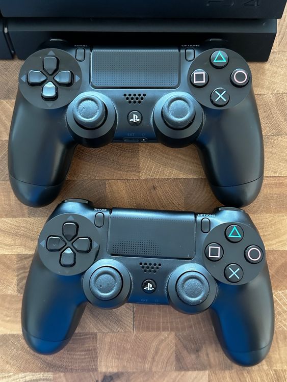 Playstation 4 / PS4 mit zwei Controllern | Kaufen auf Ricardo