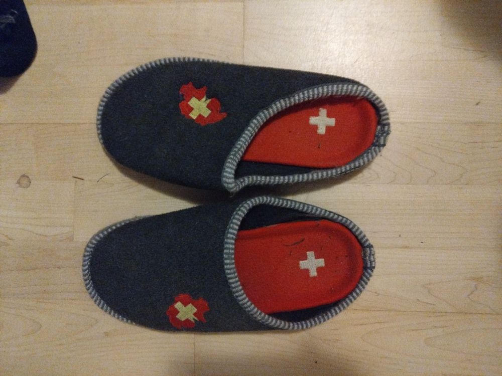 Warme Finken mit Schweizerkreuz Gr.42-44 (Gebraucht) in Basel für CHF 1 ...