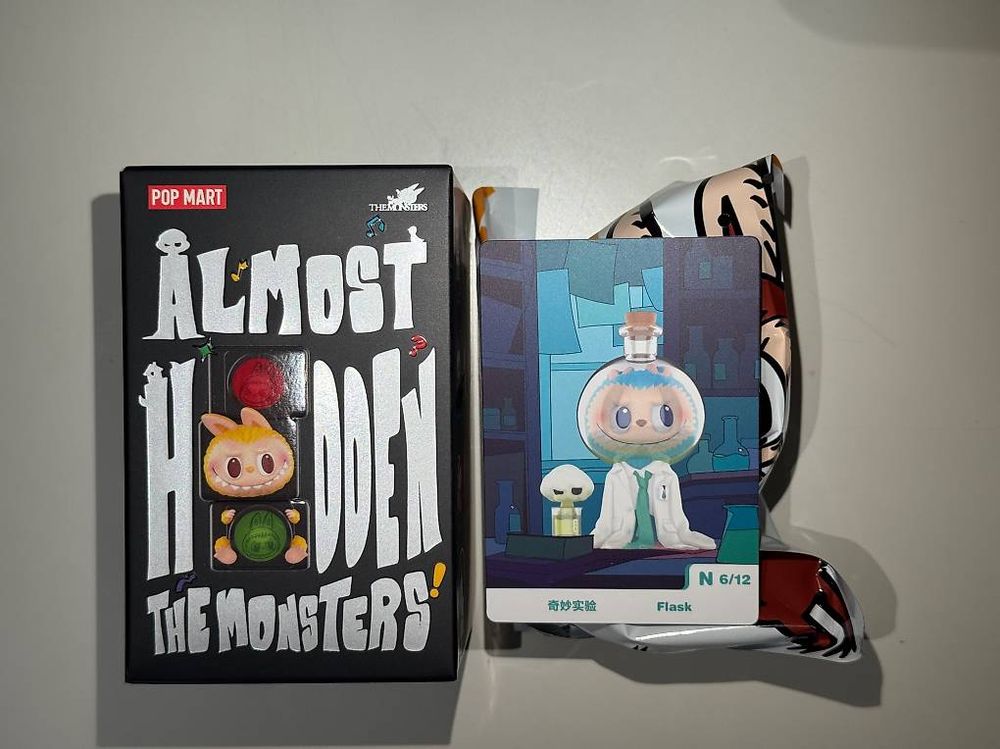 Labubu Almost Hidden The Monster FLASK (Nuovo e nell'imballaggio ...