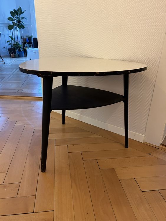 70’s Vintage triangle shaped small table | Kaufen auf Ricardo