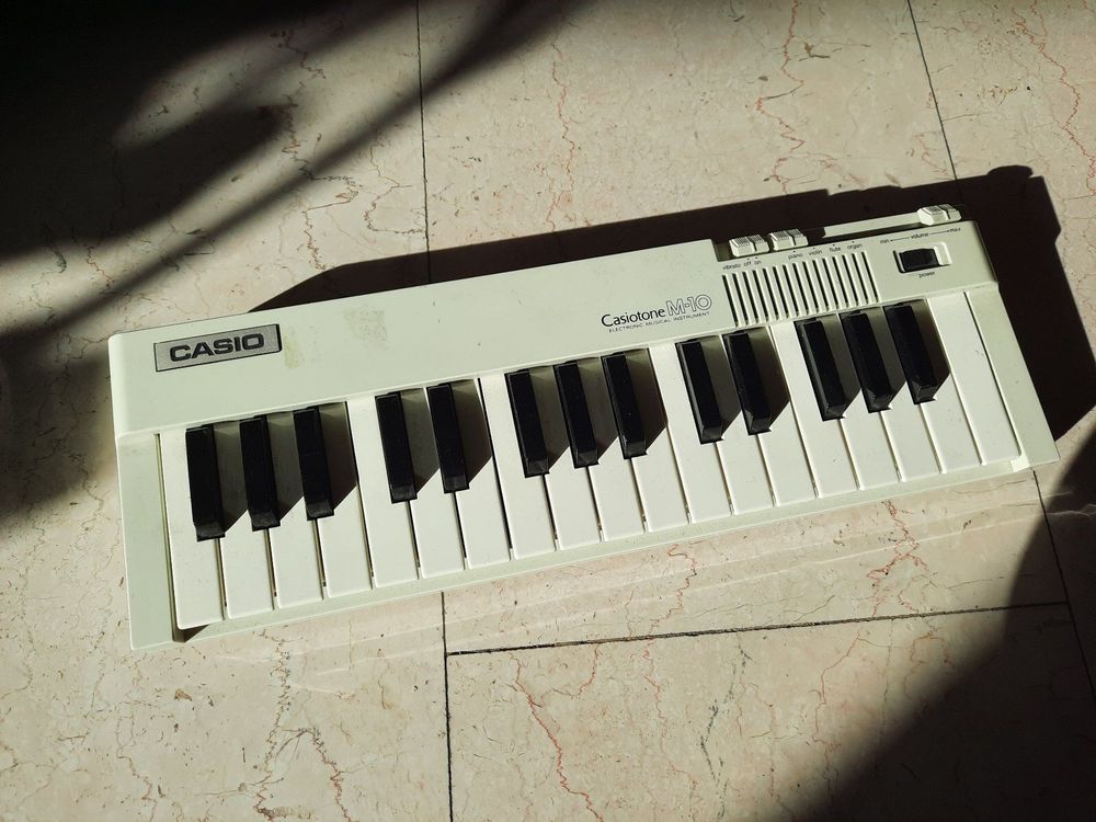 Casiotone M-10 (Defekt) in Zürich für CHF 10 – mit Lieferung auf ...