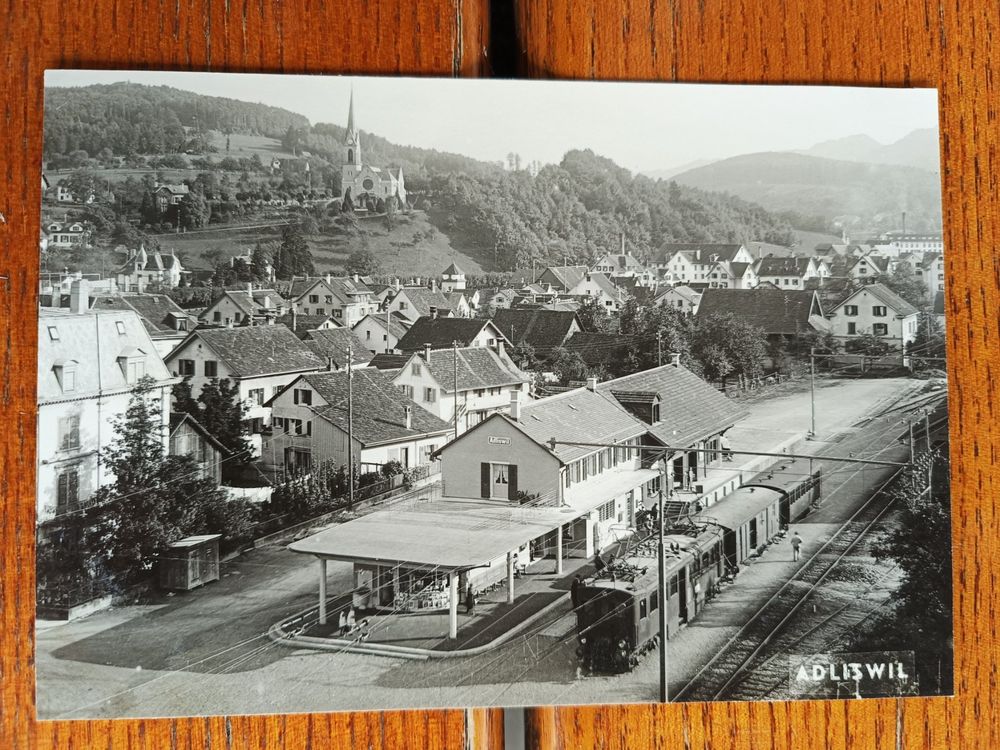 Photo Karte / Adliswil Bahnhof mit Eisenbahn - von 1935 | Kaufen auf Ricardo