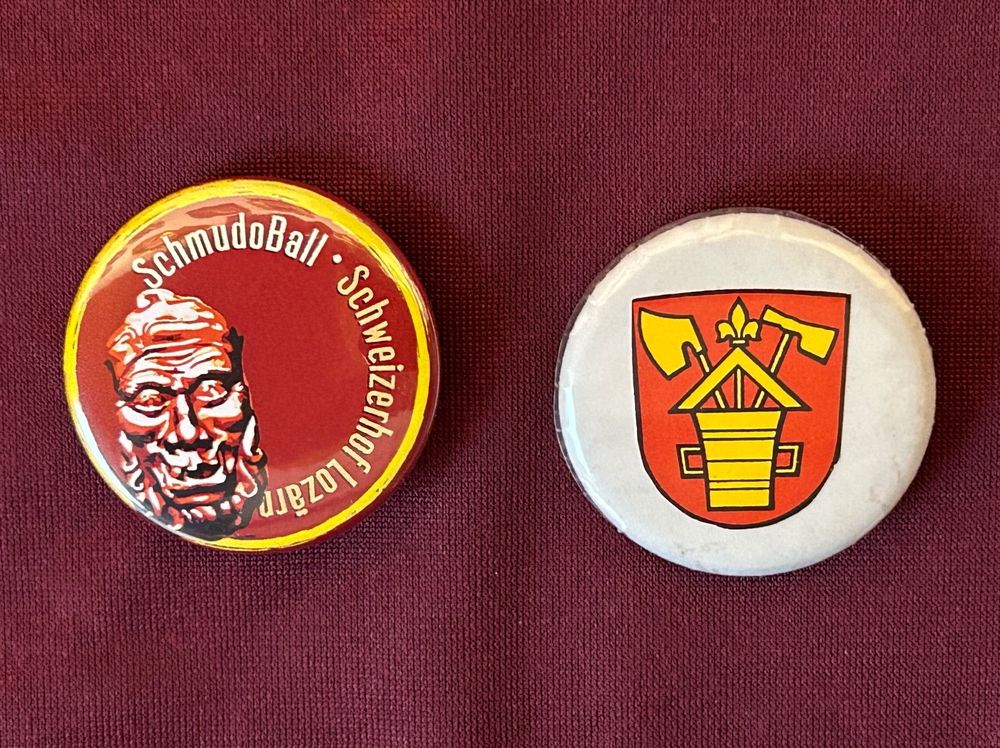 2 Buttons der Zunft zu Safran (Gebraucht) in Obernau für CHF 5 – mit ...