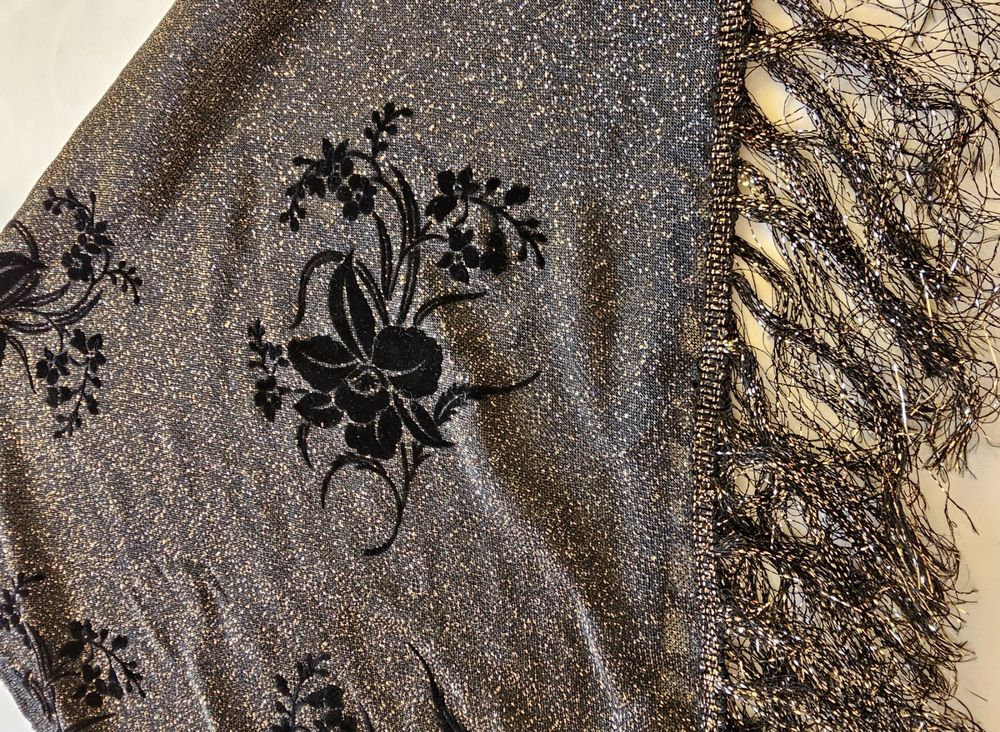 Foulard triangle noir avec fil d'or 90 x 90 x 130 (Neuf avec emballage ...