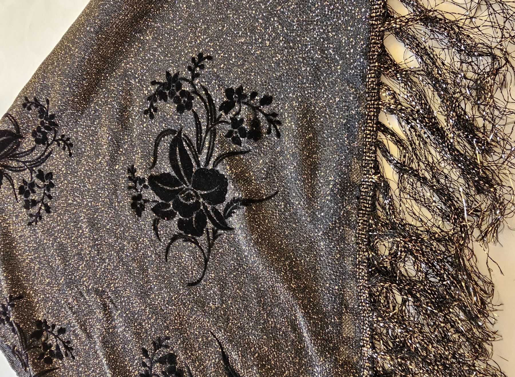 Foulard triangle noir avec fil d'or 90 x 90 x 130 (Neuf avec emballage ...