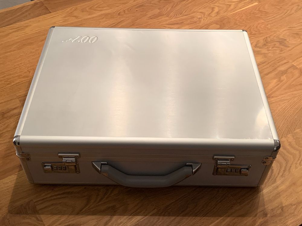 James Bond Alu-Koffer mit 20 Bond DVD Filmen und Zubehör | Kaufen auf ...