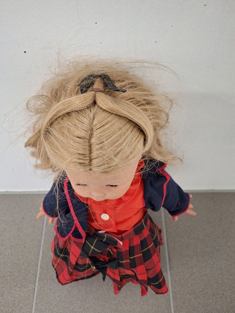 Poupée avec ses habits, selon photos (D'occasion) à Saxon pour CHF 14 ...